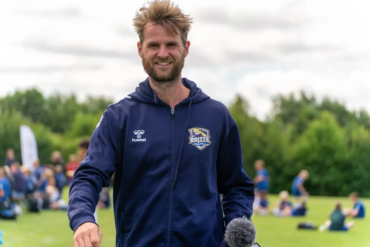 Brizze kaster stjernestøv over den gule hjemmebane